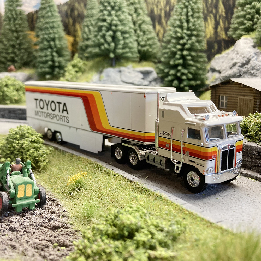 Kenworth K 100 Aérodyne, remorque "Toyota Motorsports" - Brekina 85739